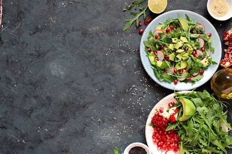 어두운 배경에 샐러드를 만들기위한 성분 접시에 야채 샐러드 아보카도 아루굴라 석류 무와 참깨 글루텐이 들어 있지 않은에 대한 스톡 사진 및 기타 이미지 Istock