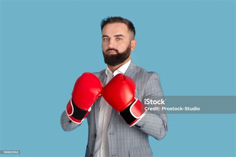 블루 스튜디오 배경에서 싸울 준비가 권투 장갑에 심각한 밀레니엄 사업가 경영자에 대한 스톡 사진 및 기타 이미지 경영자 경쟁 권투 글러브 Istock