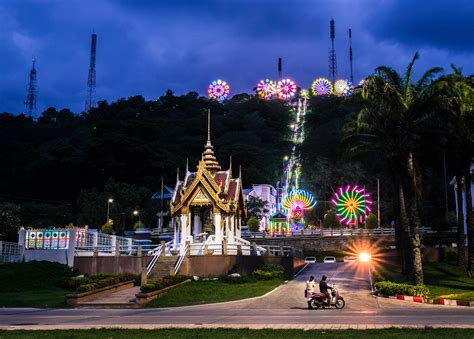 ไฟประดับงดงามเห็นแต่ไกลบนยอดเขากบ เรารักนครสวรรค์