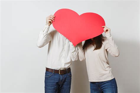 사랑에 빠진 커플입니다 남자 흰색 배경에 고립 된 큰 붉은 마음에 뒤에 여자 광고에 대 한 공간을 복사 합니다 와 텍스트에 대 한 장소 성 발렌타인의 날 국제 여성의 날