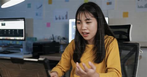 그녀의 노트북으로 늦은 시간에 일하는 집중된 사업가 밤에 온라인 모임 화상 통화 사진 Unsplash의 무선 기술 이미지