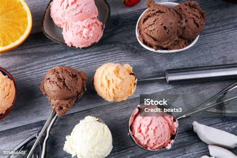 베리 초콜릿 과일을 배경으로 다양한 색상과 풍미의 아이스크림 스쿱 세트 0명에 대한 스톡 사진 및 기타 이미지 0명 갈색 과일 Istock