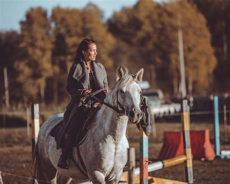 Ragazza Cavalca Un Cavallo Foto Gratis
