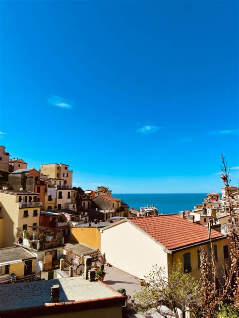 경치 좋은 풍경 관광 관광지 그림 같은 다채로운 리구 리아 해 마나 롤라 맑은 날 모험 물 위의 보트 바다 경치 바위 수평선 야외 현장 언덕 여름