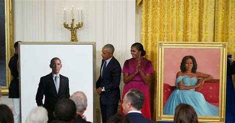 백악관서 공개된 초상화 바라 보는 오바마 부부