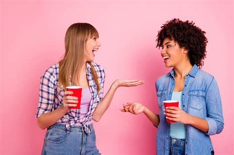 캐주얼 체크 무늬 셔츠 두 사람 좋은 달콤한 매혹적인 사랑 스러운 매력적인 쾌활 한 여자의 초상화 핑크 파스텔 배경 위에 고립 된 재미 휴식 휴식을 통신 2명에 대한 스톡