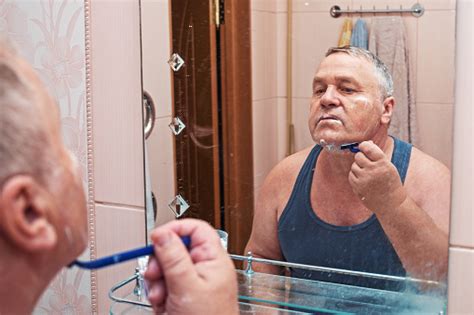 아침에 화장실 반사 거울 세로 미 성숙한 남자 거울에 대한 스톡 사진 및 기타 이미지 거울 깨끗한 남성성 Istock