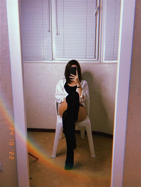 девушка девушкана стуле фото без лица