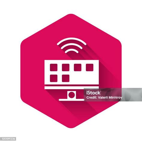 긴 그림자로 격리 된 흰색 스마트 Tv 시스템 아이콘 텔레비전 기호 무선 연결과 사물 인터넷 개념 핑크 육각형 버튼 벡터 0명에 대한 스톡 벡터 아트 및 기타 이미지
