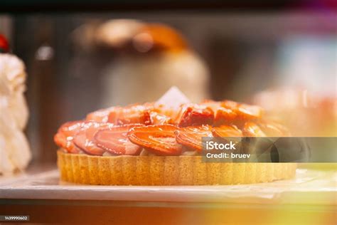 딸기 파이 빵집에서 구색 구운 과자 생과자 상점 유리제 전시에 있는 감미로운 케이크의 각종 유형 제과의 좋은 구색 빵집에 대한 스톡 사진 및 기타 이미지 Istock