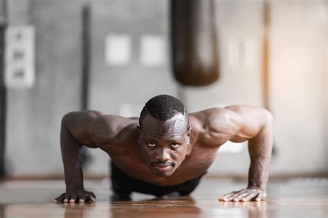 Hombre Africano Haciendo Ejercicio Push Up En El Gimnasio Deporte