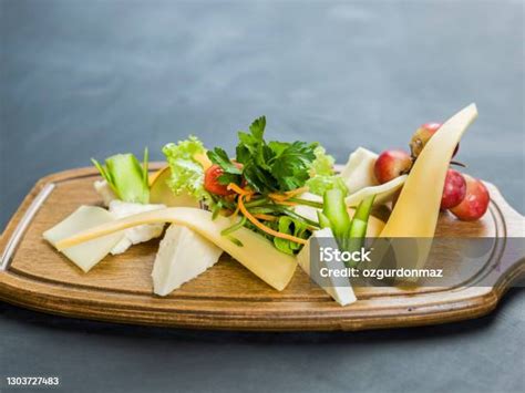 나무 접시에 다양한 치즈와 신선한 녹색 샐러드와 맛있는 아침 식사 샐러드에 대한 스톡 사진 및 기타 이미지 샐러드 건강한 생활방식 건강한 식생활 Istock