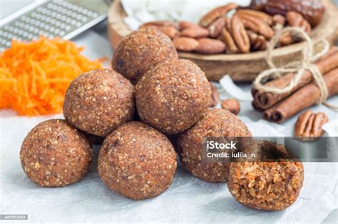 양피지 수평에 당근 견과 날짜 및 코코넛 플레이크와 건강 한 수 제 Paleo 에너지 볼 0명에 대한 스톡 사진 및 기타 이미지 Istock