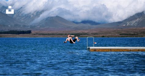 남자는 코를 잡고 물 위로 뛰어 오른다 사진 Unsplash의 무료 뉴질랜드 이미지