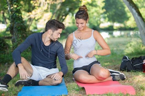 운동 후 공원에서 휴식을 취하는 젊은 커플 귀여운 사진 사진 무료 다운로드 Lovepik