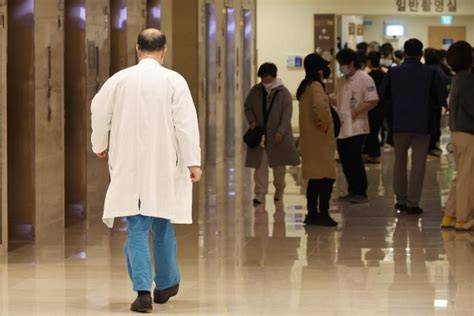 전공의 이탈 4주차 교수 사직 행렬까지··· 커지는 갈등·혼란 아주경제