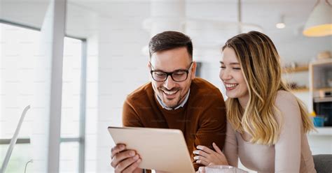 집에서 태블릿으로 작업하는 아름다운 커플 사람 비즈니스 기술 개념 사진 Unsplash의 매니저 이미지