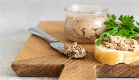 나무 도마에 신선한 빵과 파슬리와 유리 항아리에 간 파테 밝은 회색 돌 배경입니다 파테에 대한 스톡 사진 및 기타 이미지