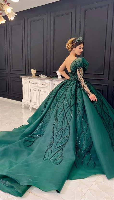 Pin By Isabel Draiman On Xv Verde Ball Gown Dresses Green Ball Gown