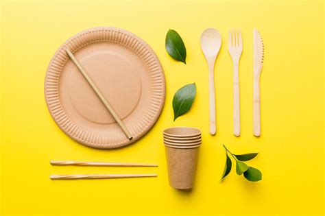 밝은 흰색 테이블 배경에 빈 재사용 일회용 환경 친화적 인 접시 컵 기구 세트 맨 위 보기입니다 생분해성 공예 요리 재활용 개념 클로즈업 배구 세터에 대한 스톡 사진 및