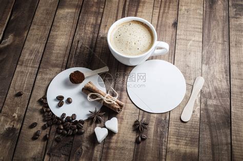 木桌背景上的咖啡咖啡杯肉桂棒咖啡豆茴香糖勺子和杯垫高清图片下载 正版图片502788617 摄图网