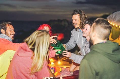 행복 친구 함께 캠핑과 야외밤 젊은 이들이 재미에 맥주를 홀 짝 캠프장활동 라이프 스타일 청소년 개념에에서 텐트 밖에 서 시간을 즐기는 맥주의 병을 응원 Barbecue