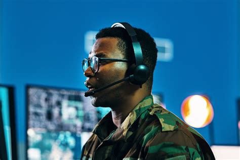 군대 콜센터 및 사무실 데이터 센터 및 기술 지원 사이버 보안 또는 감시를 위한 컴퓨터의 사람 육군 장교 및 기술 보안 또는