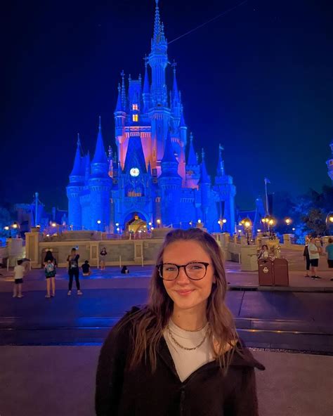 Cutie R Hotgirlsatdisneyland