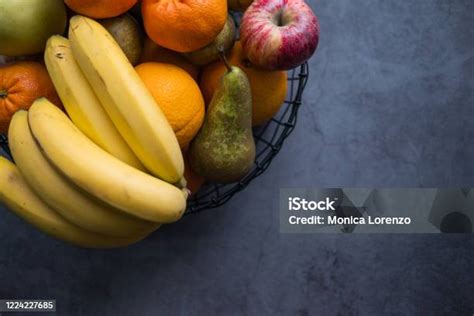 사과 바나나 배 귤과 오렌지 콘크리트 배경에 과일 그릇에 건강한 음식 맨 위 보기 공간을 복사합니다 과일 바구니에 대한 스톡 사진 및 기타 이미지 Istock