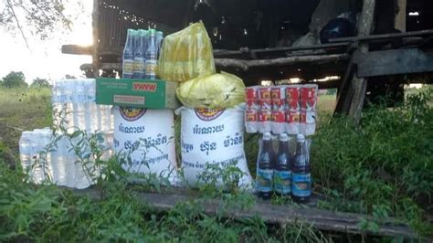 ឯកឧត្តម ជូរ តុងអាន ទីប្រឹក្សា សាខាសមាគម សិស្សនិស្សិតបញ្ញវន្តក្មេងវត្ត បាននាំយកអំណោ