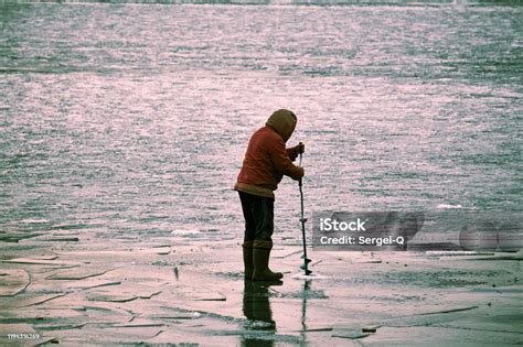 얼어붙은 호수에 파워 오거가 있는 구멍을 뚫는 얼음 어부 강에 대한 스톡 사진 및 기타 이미지 강 겨울 겨울 스포츠