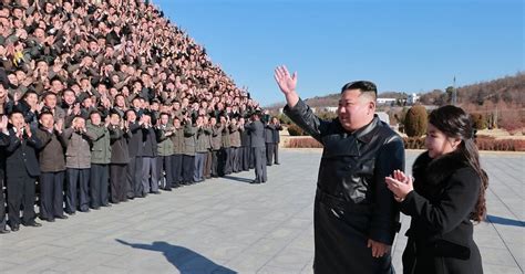 김정은 Icbm 공로자들과 기념사진…둘째딸 또 동행