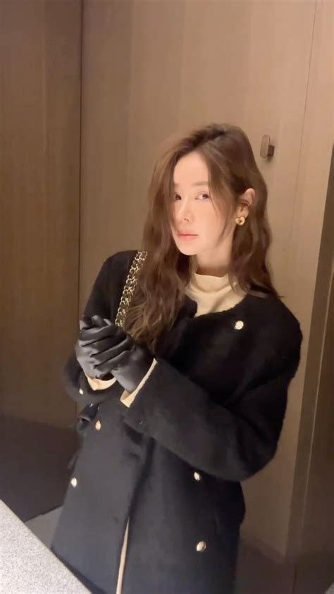 파티수 탄탄하면서 유연한 코튼 소재로 오래 착용해도 변형 없이 즐기실 수 있으며 어깨 패드로 깔끔하고 단정한 라인의 셔츠와 전체적인 플리츠 디자인으로 유행을 타지 않아