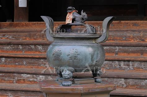 革堂行願寺本堂の香炉 京都府 261961032 の写真素材 アフロ