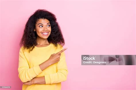 초상화 의 긍정적 인 아프리카 소녀 프로모터 포인트 집게 손가락 쇼 광고 선택 팁 결정 조언 핑크 색상 배경 위에 고립 된