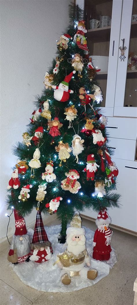 Árbol De Navidad Con Muñecos De Peluche Navideños Decoración Navideña