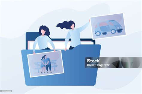 폴더에 사진과 함께 두 여성 파일 및 사진 컨셉 배너를 업로드합니다 개념에 대한 스톡 벡터 아트 및 기타 이미지 개념