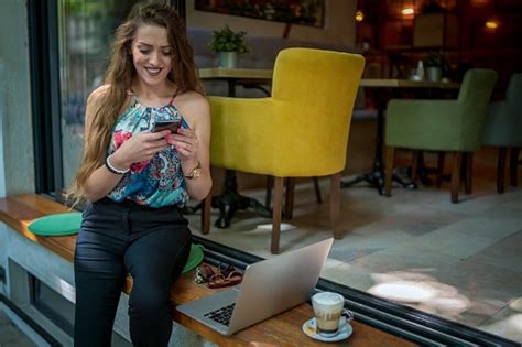 커피 한 잔과 함께 카페 테이블에서 일을 즐기면서 노트북을 사용하는 사업가 Brand Name Smart Phone에 대한 스톡 사진 및 기타 이미지 Brand Name