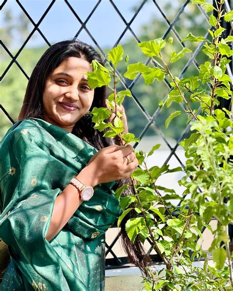 Pavithra B Naik చూపులతో గాలం వేస్తున్న పవిత్ర బి నాయక్ Namasthe Telangana