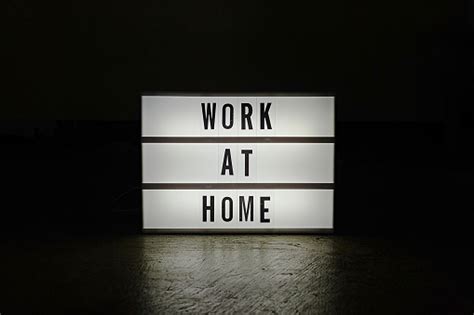 시네마 라이트 박스는 코로나 바이러스 콘텐츠를 보호하기 위해 홈 워드에서 작동합니다 라이트박스에 대한 스톡 사진 및 기타 이미지 라이트박스 영화 산업 영화관 Istock