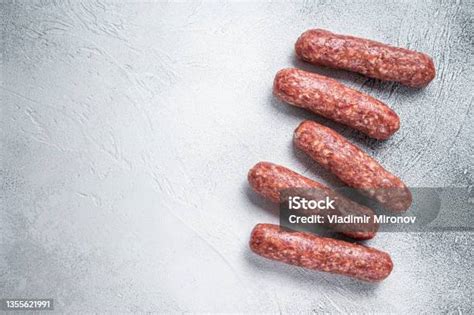 정육점에 있는 생 쇠고기와 양고기 케밥 소시지 흰색 배경입니다 맨 위 보기입니다 복사 공간 바베큐그릴에 대한 스톡 사진 및 기타