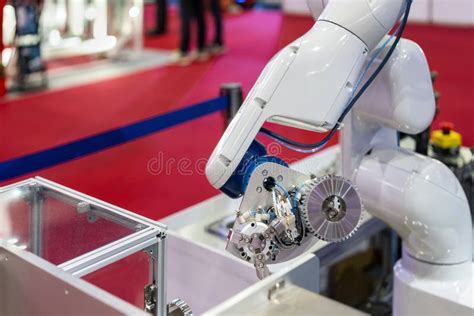 High Technology And Precision Robot Grip With Automatic Clamp Or Chuck For Catch Gear Or Product