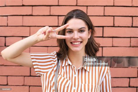 여름 힙스터 옷을 입고 아름다운 웃는 갈색 머리 모델 재미 있고 긍정적 인 여자 재미 거리에 대한 스톡 사진 및 기타 이미지