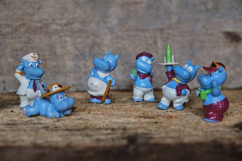 Прощание с детством Коллекцию игрушек из киндер сюрпризов собранную в 90 е выставили на