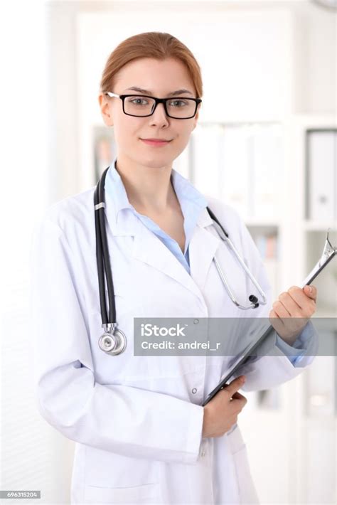 젊은 갈색 머리 여성 의사 근처 병원에서 창 클립보드와 서 의사 환자 검사 준비 갈색 머리에 대한 스톡 사진 및 기타 이미지 갈색 머리 개념 건강 진단 Istock