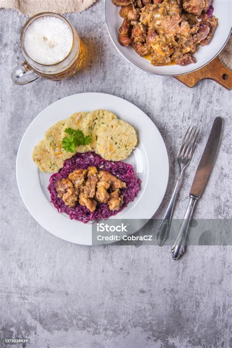 수제 빵 만두 레드 양배추와 돌 배경에 맥주전형적인 체코 국가 식사 만두와 소금에 절인 양배추와 구운 돼지 고기 맨 위 보기입니다 세로 사진 고기에 대한 스톡 사진 및 기타