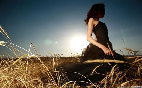 Девушка в чёрном платье идёт по полю — Картинки и авы