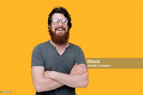 안경을 쓰고 카메라를 바라보는 십자가손의 수염을 기재한 남자의 초상화 긍정적인 감정 표현에 대한 스톡 사진 및 기타 이미지 긍정적인 감정 표현 기업가 남자 Istock