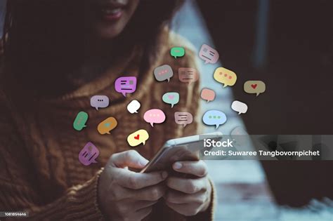여자 손 스마트폰 채팅 아이콘 배경으로 사용 하 여입니다 비즈니스 커뮤니케이션 소셜 네트워크 개념입니다 소셜 네트워킹에 대한 스톡 사진 및 기타 이미지 Istock