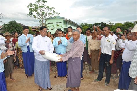 စက်မှုဝန်ကြီးဌာန ဝန်ထမ်းမိသားစုများမှ ရေဘေးသင့်ပြည်သူများအတွက် ဆန်၊ စောင်၊ အဝတ်အထည်နှင့
